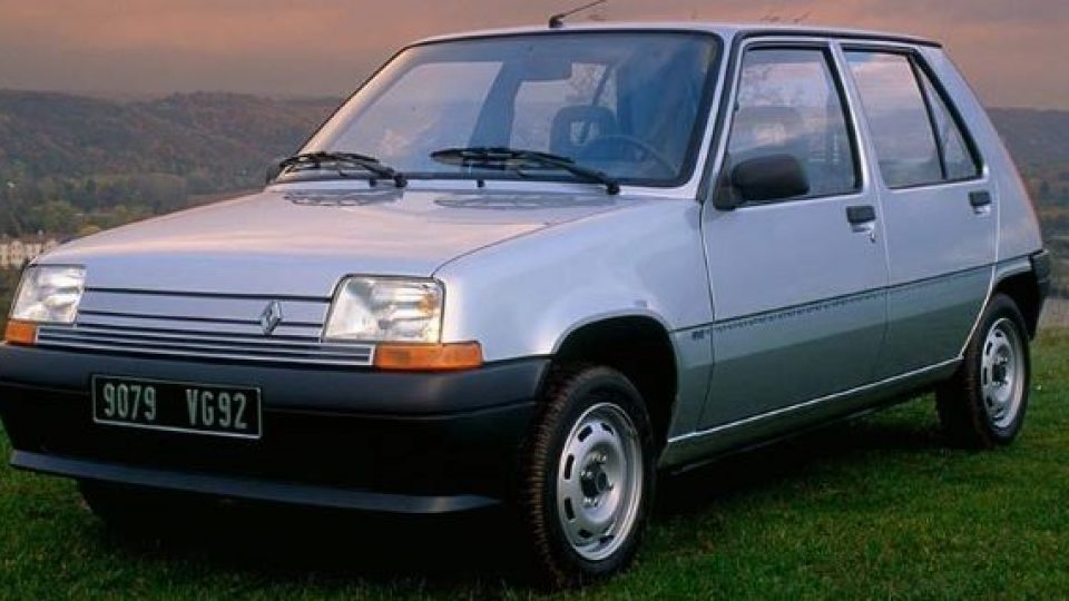 La R5 iconique de Renault fait son grand retour sur les Champs Élysées ...